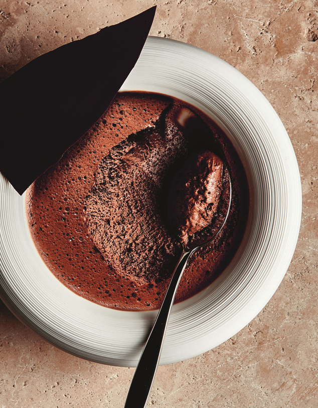 La recette de la mousse au chocolat de Pierre Hermé et Linda Vongdara | Max